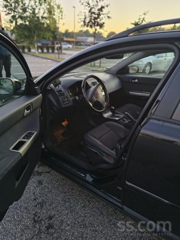 Black Volvo V50 2007 in Riga, with an engine capacity of 2.40 L and mileage of 277 thousand km for 900 €, photo 7 on AUTOMOTO.COM.LV
