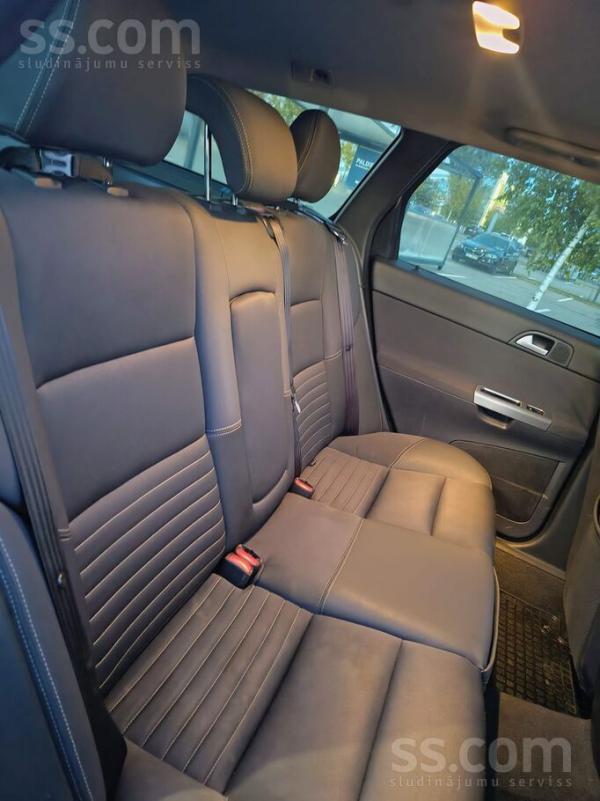 Black Volvo V50 2007 in Riga, with an engine capacity of 2.40 L and mileage of 277 thousand km for 900 €, photo 10 on AUTOMOTO.COM.LV