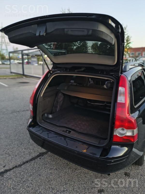 Black Volvo V50 2007 in Riga, with an engine capacity of 2.40 L and mileage of 277 thousand km for 900 €, photo 11 on AUTOMOTO.COM.LV