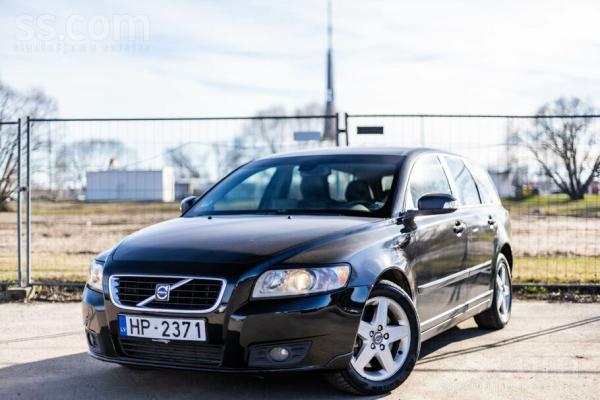 Black Volvo V50 2008 in Riga, with an engine capacity of 2.40 L and mileage of 356 thousand km for 3990 €, photo 1 on AUTOMOTO.COM.LV