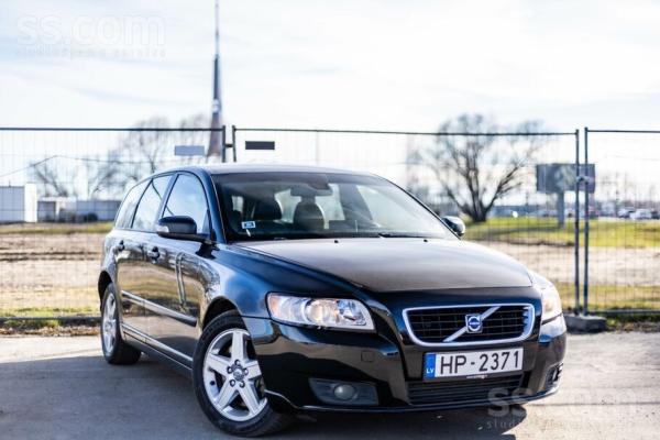 Black Volvo V50 2008 in Riga, with an engine capacity of 2.40 L and mileage of 356 thousand km for 3990 €, photo 2 on AUTOMOTO.COM.LV