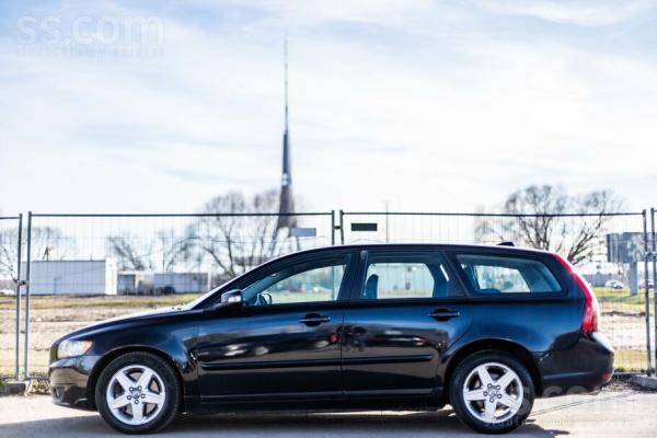 Black Volvo V50 2008 in Riga, with an engine capacity of 2.40 L and mileage of 356 thousand km for 3990 €, photo 4 on AUTOMOTO.COM.LV