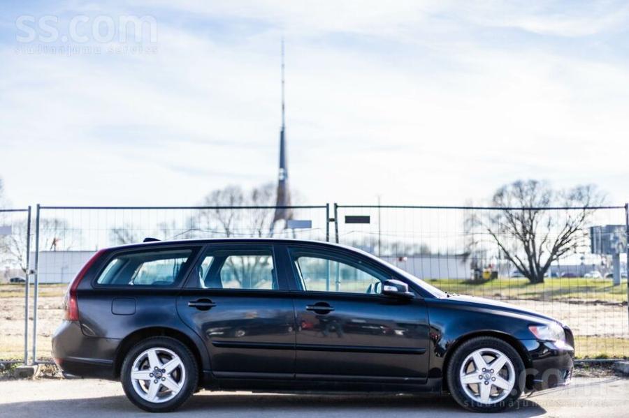Melns Volvo V50 2008 Rīga, ar dzinēja tilpumu 2.40 L un nobraukumu 356 tūkst. km par 3990 €, foto 5 vietnē AUTOMOTO.COM.LV