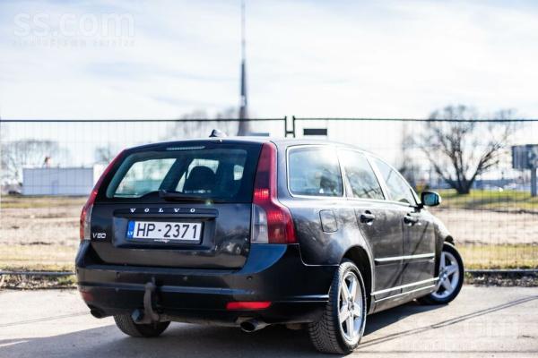 Black Volvo V50 2008 in Riga, with an engine capacity of 2.40 L and mileage of 356 thousand km for 3990 €, photo 6 on AUTOMOTO.COM.LV