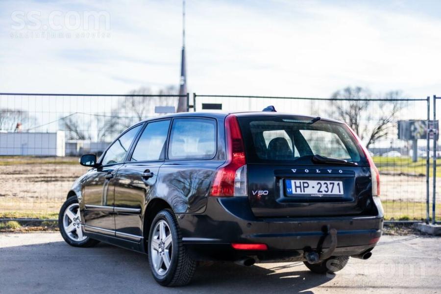 Melns Volvo V50 2008 Rīga, ar dzinēja tilpumu 2.40 L un nobraukumu 356 tūkst. km par 3990 €, foto 7 vietnē AUTOMOTO.COM.LV