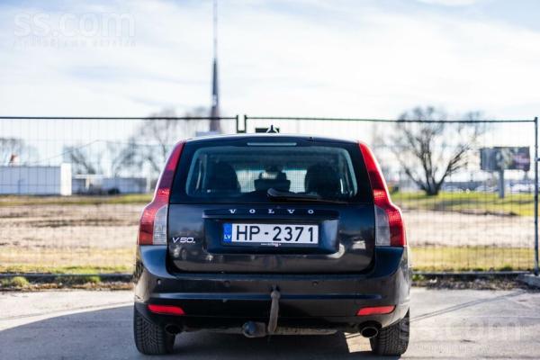 Black Volvo V50 2008 in Riga, with an engine capacity of 2.40 L and mileage of 356 thousand km for 3990 €, photo 8 on AUTOMOTO.COM.LV