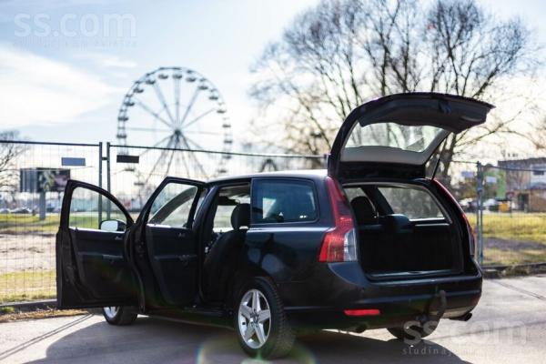 Black Volvo V50 2008 in Riga, with an engine capacity of 2.40 L and mileage of 356 thousand km for 3990 €, photo 9 on AUTOMOTO.COM.LV