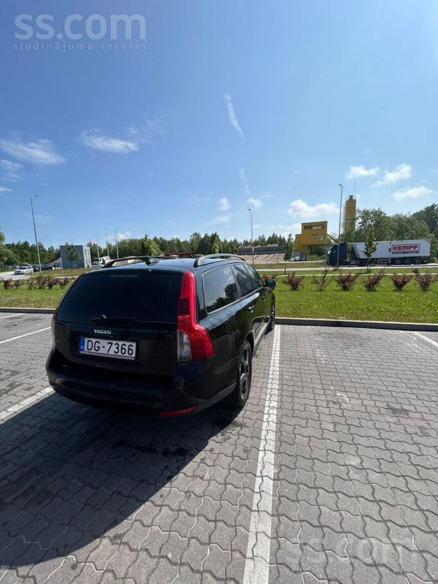 Melns Volvo V50 2008 Liepāja, ar dzinēja tilpumu 2.00 L un nobraukumu 301 tūkst. km par 2500 €, foto 6 vietnē AUTOMOTO.COM.LV