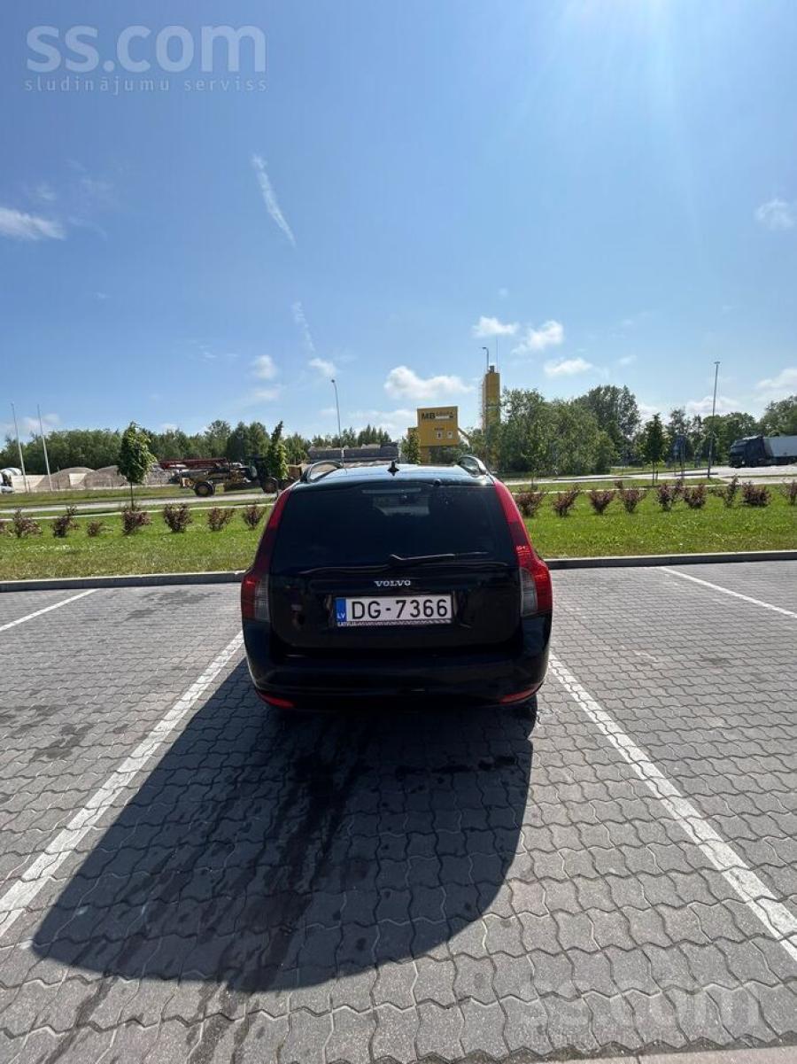 Melns Volvo V50 2008 Liepāja, ar dzinēja tilpumu 2.00 L un nobraukumu 301 tūkst. km par 2500 €, foto 7 vietnē AUTOMOTO.COM.LV
