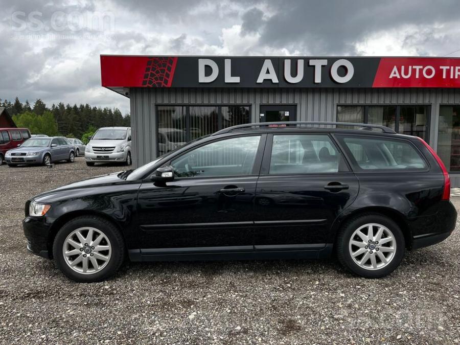 Black Volvo V50 2008 in Valmiera, with an engine capacity of 2.00 L and mileage of 0 thousand km for 3770 €, photo 2 on AUTOMOTO.COM.LV
