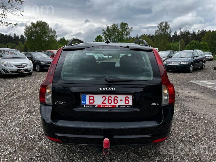 Black Volvo V50 2008 in Valmiera, with an engine capacity of 2.00 L and mileage of 0 thousand km for 3550 €, photo 4 on AUTOMOTO.COM.LV