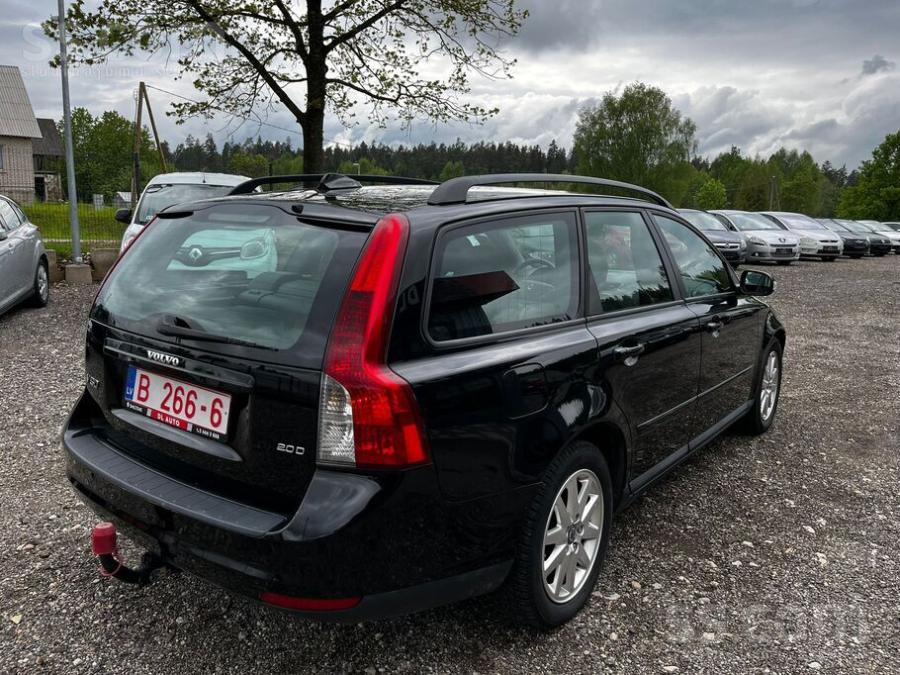 Black Volvo V50 2008 in Valmiera, with an engine capacity of 2.00 L and mileage of 0 thousand km for 3550 €, photo 5 on AUTOMOTO.COM.LV