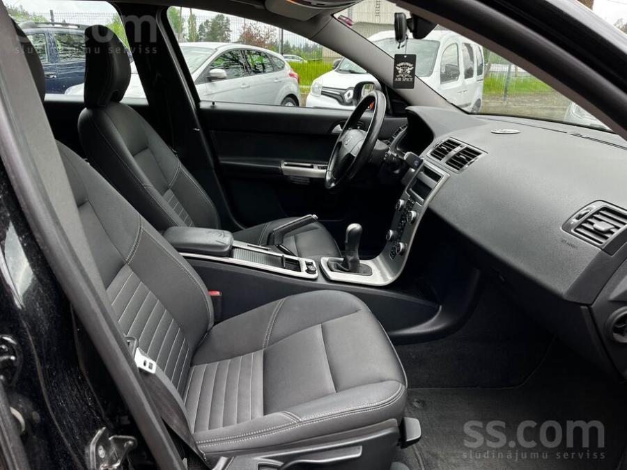 Black Volvo V50 2008 in Valmiera, with an engine capacity of 2.00 L and mileage of 0 thousand km for 3550 €, photo 10 on AUTOMOTO.COM.LV