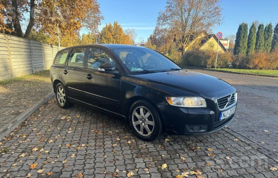 Black Volvo V50 2008 in Jelgava, with an engine capacity of 2.40 L and mileage of 318 thousand km for 2950 €, photo 2 on AUTOMOTO.COM.LV