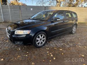 Black Volvo V50 2008 in Jelgava, with an engine capacity of 2.40 L and mileage of 318 thousand km for 2950 €, photo 3 on AUTOMOTO.COM.LV