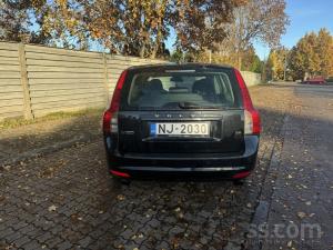 Black Volvo V50 2008 in Jelgava, with an engine capacity of 2.40 L and mileage of 318 thousand km for 2950 €, photo 4 on AUTOMOTO.COM.LV
