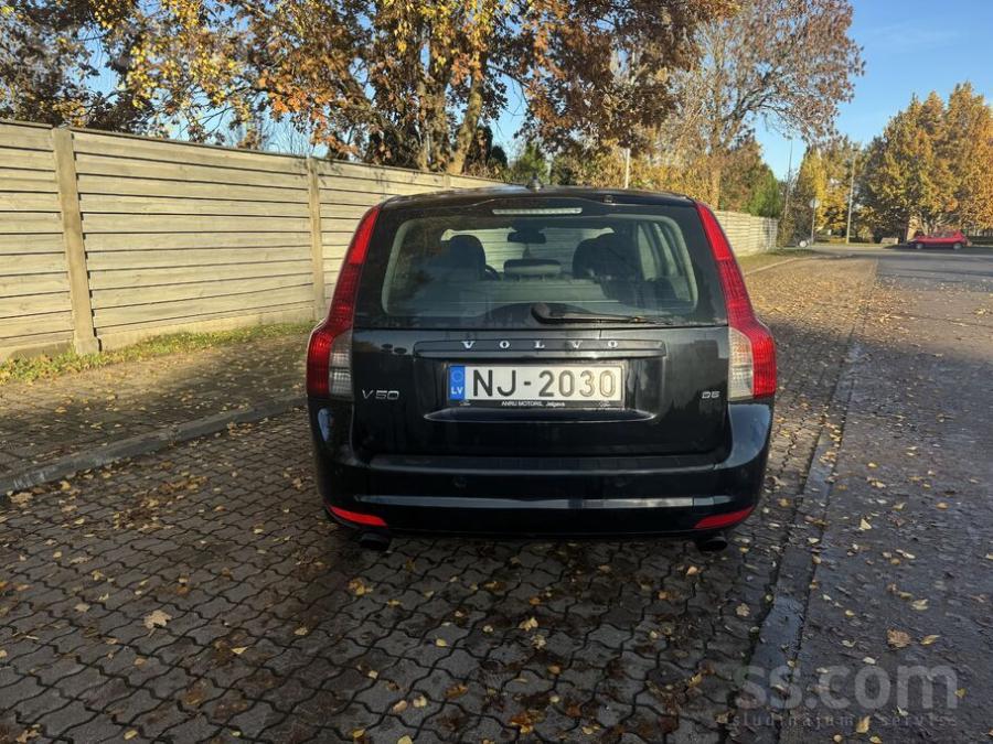 Black Volvo V50 2008 in Jelgava, with an engine capacity of 2.40 L and mileage of 318 thousand km for 2950 €, photo 4 on AUTOMOTO.COM.LV