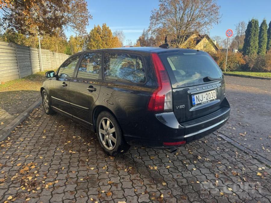 Black Volvo V50 2008 in Jelgava, with an engine capacity of 2.40 L and mileage of 318 thousand km for 2950 €, photo 5 on AUTOMOTO.COM.LV