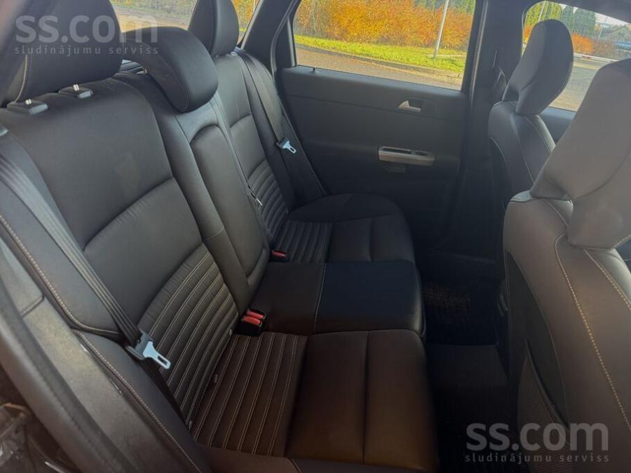 Black Volvo V50 2008 in Jelgava, with an engine capacity of 2.40 L and mileage of 318 thousand km for 2950 €, photo 6 on AUTOMOTO.COM.LV