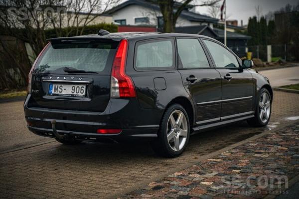 Black Volvo V50 2008 in Riga, with an engine capacity of 2.00 L and mileage of 0 thousand km for 2990 €, photo 4 on AUTOMOTO.COM.LV