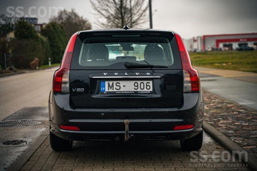 Black Volvo V50 2008 in Riga, with an engine capacity of 2.00 L and mileage of 0 thousand km for 2990 €, photo 5 on AUTOMOTO.COM.LV