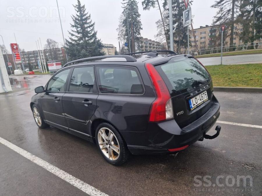Melns Volvo V50 2008 Ogre, ar dzinēja tilpumu 2.40 L un nobraukumu 290 tūkst. km par 2950 €, foto 3 vietnē AUTOMOTO.COM.LV