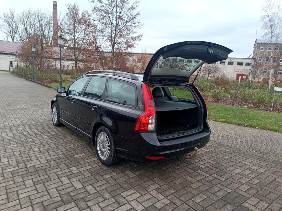 Black Volvo V50 2008 in Siauliai, with an engine capacity of 2.00 L and mileage of 260 thousand km for 1450 €, photo 4 on AUTOMOTO.COM.LV