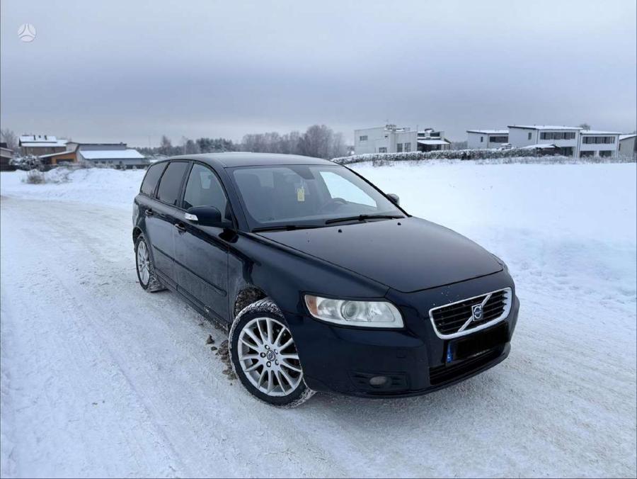 Black Volvo V50 2008 in Vilnius, with an engine capacity of 2.00 L and mileage of 395 thousand km for 2500 €, photo 1 on AUTOMOTO.COM.LV