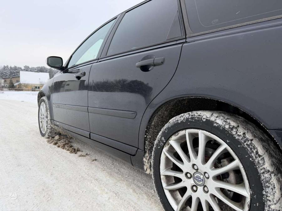 Black Volvo V50 2008 in Vilnius, with an engine capacity of 2.00 L and mileage of 395 thousand km for 2500 €, photo 10 on AUTOMOTO.COM.LV