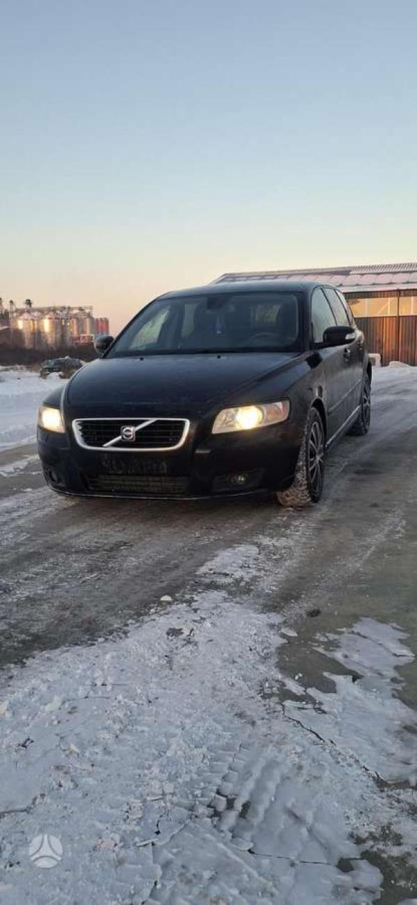 Black Volvo V50 2008 in Siauliai, with an engine capacity of 1.56 L and mileage of 284 thousand km for 2650 €, photo 2 on AUTOMOTO.COM.LV