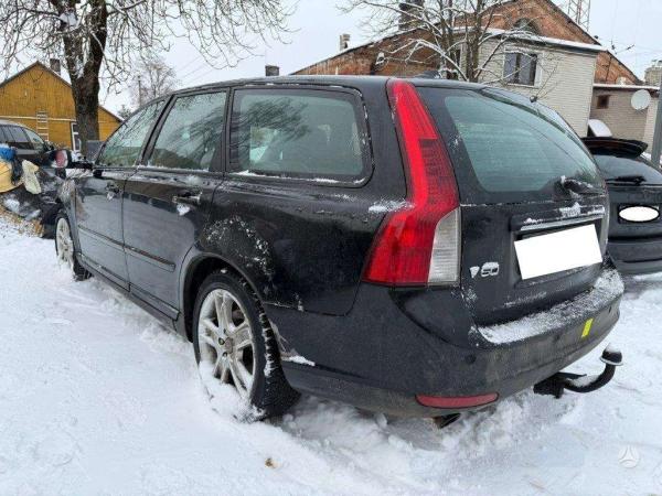 Black Volvo V50 2008 in Vilnius, with an engine capacity of 2.40 L and mileage of 240 thousand km for 1100 €, photo 1 on AUTOMOTO.COM.LV