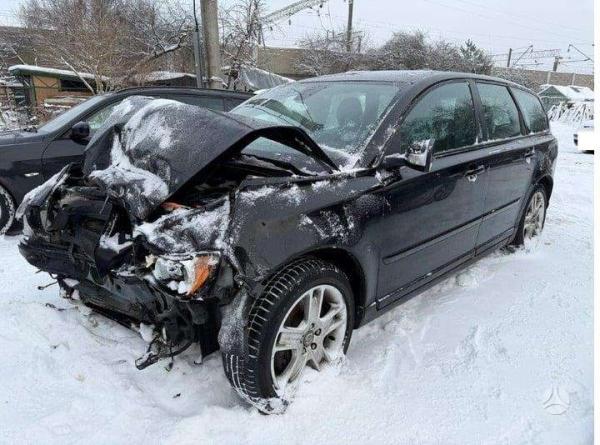 Black Volvo V50 2008 in Vilnius, with an engine capacity of 2.40 L and mileage of 240 thousand km for 1100 €, photo 2 on AUTOMOTO.COM.LV
