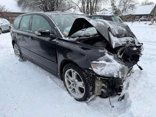 Black Volvo V50 2008 in Vilnius, with an engine capacity of 2.40 L and mileage of 240 thousand km for 1100 €, photo 4 on AUTOMOTO.COM.LV