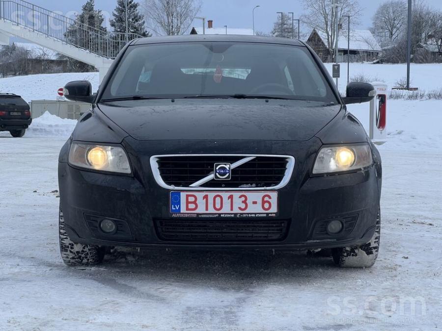 Black Volvo V50 2008 in Rezekne, with an engine capacity of 2.00 L and mileage of 365 thousand km for 2500 €, photo 1 on AUTOMOTO.COM.LV