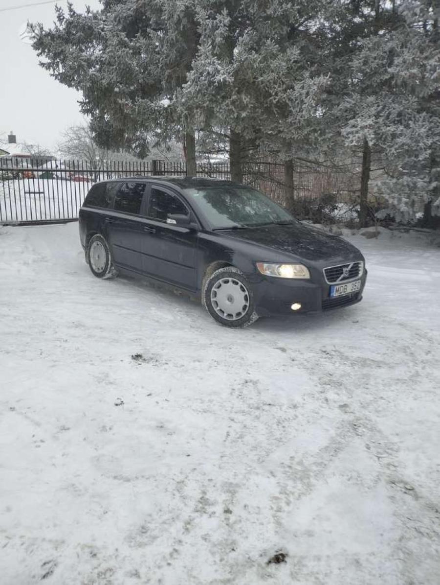 Black Volvo V50 2008 in Kaunas, with an engine capacity of 1.56 L and mileage of 233 thousand km for 2200 €, photo 1 on AUTOMOTO.COM.LV