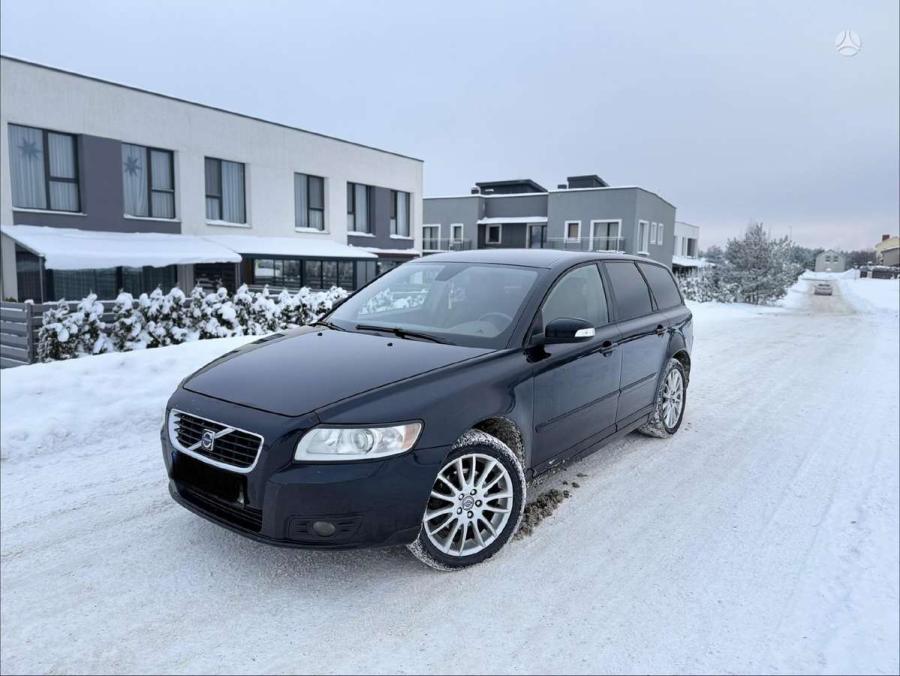 Black Volvo V50 2008 in Vilnius, with an engine capacity of 2.00 L and mileage of 390 thousand km for 2000 €, photo 1 on AUTOMOTO.COM.LV
