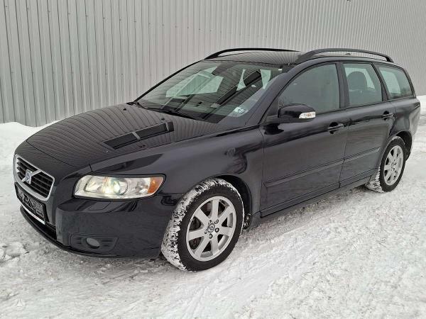 Black Volvo V50 2008 in Ukmerge, with an engine capacity of 2.00 L and mileage of 291 thousand km for 2500 €, photo 1 on AUTOMOTO.COM.LV