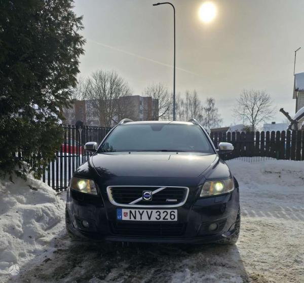 Melns Volvo V50 2008 Jurbarkas, ar dzinēja tilpumu 2.00 L un nobraukumu 215 tūkst. km par 2700 €, foto 1 vietnē AUTOMOTO.COM.LV
