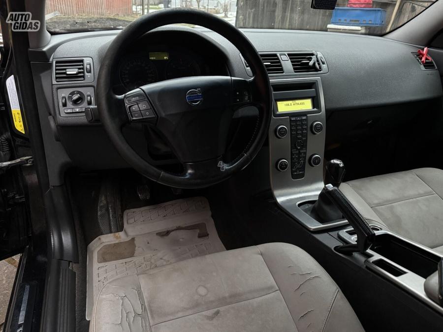 Melns Volvo V50 2008 Tauragė, ar dzinēja tilpumu 2.00 L un nobraukumu 470 tūkst. km par 1200 €, foto 9 vietnē AUTOMOTO.COM.LV