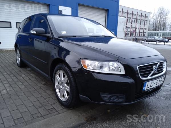 Black Volvo V50 2008 in Riga, with an engine capacity of 1.60 L and mileage of 260 thousand km for 2500 €, photo 2 on AUTOMOTO.COM.LV