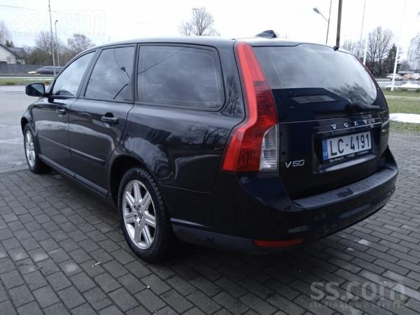 Black Volvo V50 2008 in Riga, with an engine capacity of 1.60 L and mileage of 260 thousand km for 2400 €, photo 4 on AUTOMOTO.COM.LV