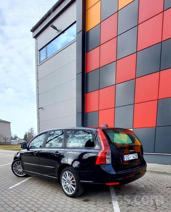 Melns Volvo V50 2008 Bauska, ar dzinēja tilpumu 2.00 L un nobraukumu 255 tūkst. km par 3900 €, foto 3 vietnē AUTOMOTO.COM.LV
