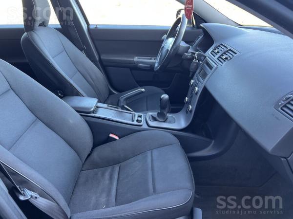 Melns Volvo V50 2008 Rēzekne, ar dzinēja tilpumu 2.00 L un nobraukumu 365 tūkst. km par 2300 €, foto 9 vietnē AUTOMOTO.COM.LV
