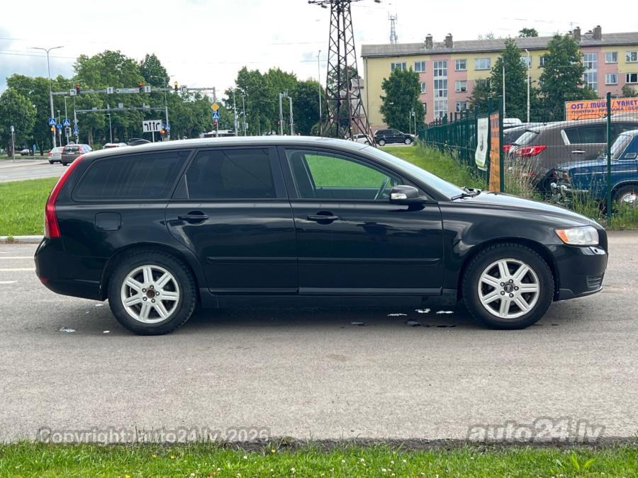 Black Volvo V50 2008 in Narva, with an engine capacity of 1.60 L and mileage of 315 thousand km for 999 €, photo 3 on AUTOMOTO.COM.LV