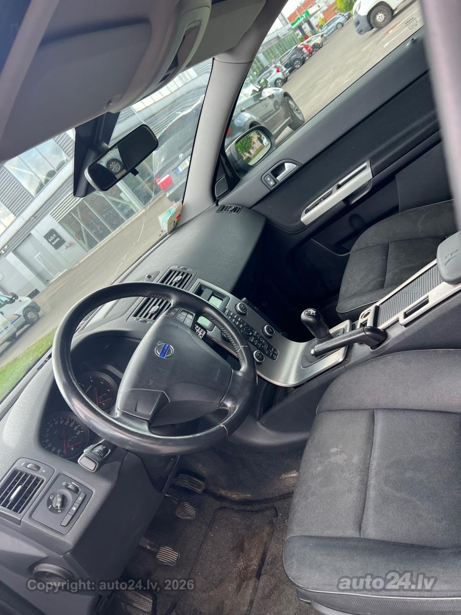 Black Volvo V50 2008 in Narva, with an engine capacity of 1.60 L and mileage of 315 thousand km for 999 €, photo 9 on AUTOMOTO.COM.LV
