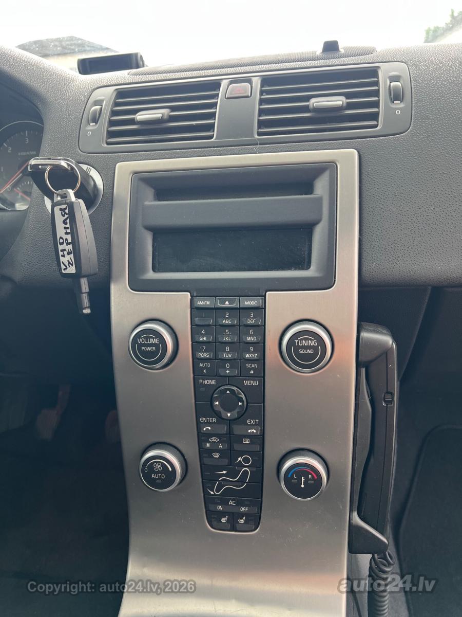 Black Volvo V50 2008 in Narva, with an engine capacity of 1.60 L and mileage of 315 thousand km for 999 €, photo 12 on AUTOMOTO.COM.LV