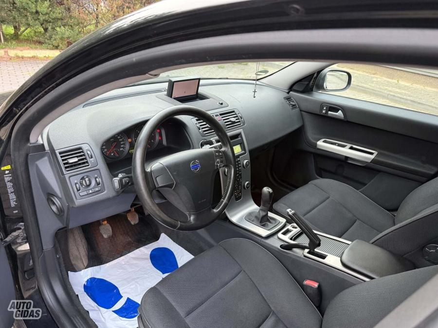 Melns Volvo V50 2008 Mažeikiai, ar dzinēja tilpumu 2.00 L un nobraukumu 274 tūkst. km par 2750 €, foto 27 vietnē AUTOMOTO.COM.LV