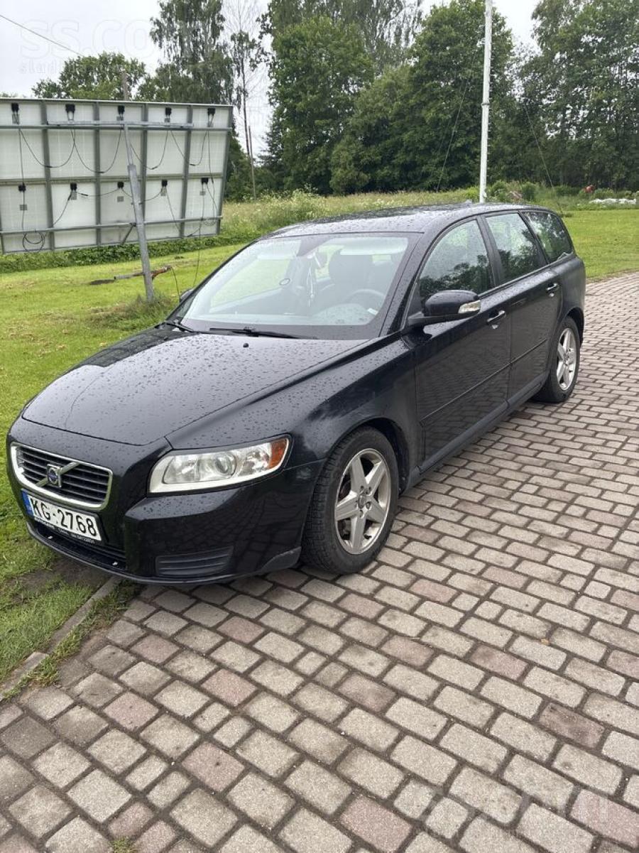 Black Volvo V50 2008 in Jelgava, with an engine capacity of 2.00 L and mileage of 384 thousand km for 1500 €, photo 1 on AUTOMOTO.COM.LV
