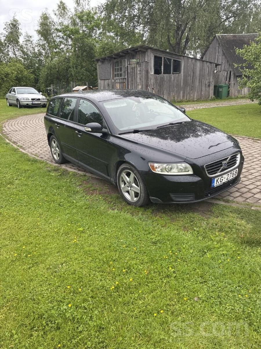 Black Volvo V50 2008 in Jelgava, with an engine capacity of 2.00 L and mileage of 384 thousand km for 1500 €, photo 3 on AUTOMOTO.COM.LV