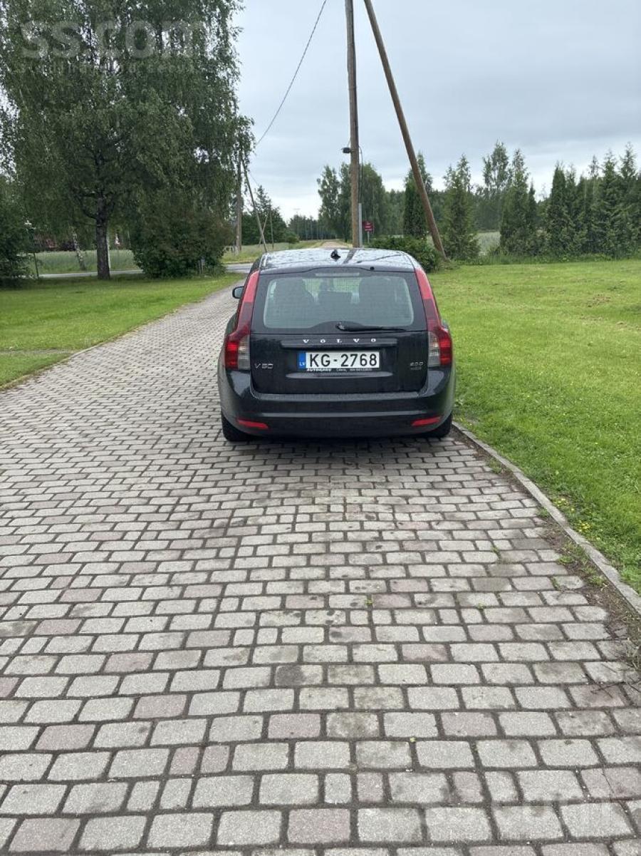 Black Volvo V50 2008 in Jelgava, with an engine capacity of 2.00 L and mileage of 384 thousand km for 1500 €, photo 4 on AUTOMOTO.COM.LV